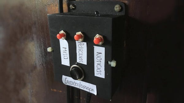 Four-Button Wall-Mounted Arduino Uno Remote Makes Switching TV Channels ...