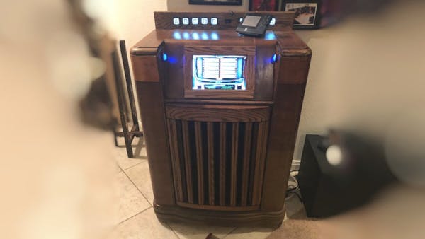 This 1940s Jukebox Gets a New Lease on Life with Some Woodwork and a ...