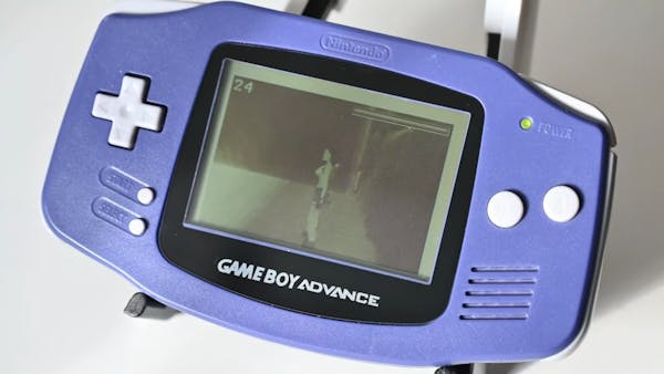In a Weird Step Backwards, This Game Boy Advance Got a Grayscale LCD ...