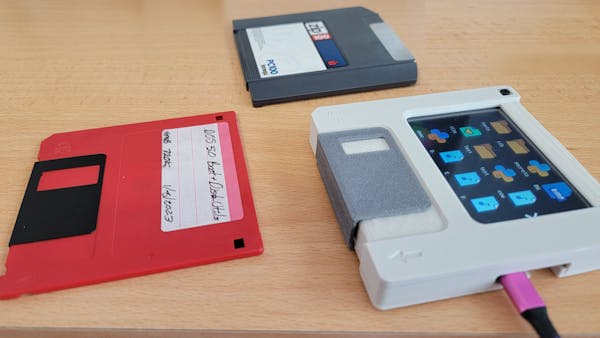 Floppy Disk-Styled Thumb Drive Shows You Files It Contains - Hackster.io