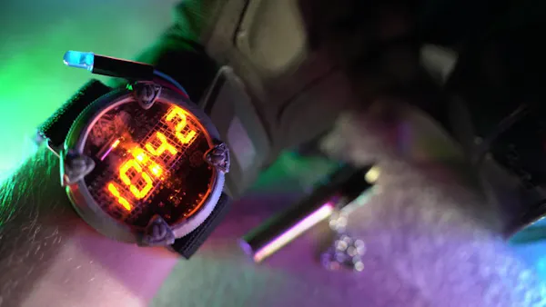 Konrad Wohlfahrt Brings Artyom's Watch, From the Metro Series, to Life ...